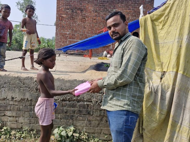 A blood donor group distributed sweets in slums in Mahewa.