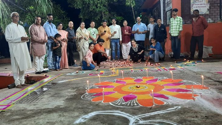On Roop Chaudas, the festival of lights was celebrated at Muktidham ...