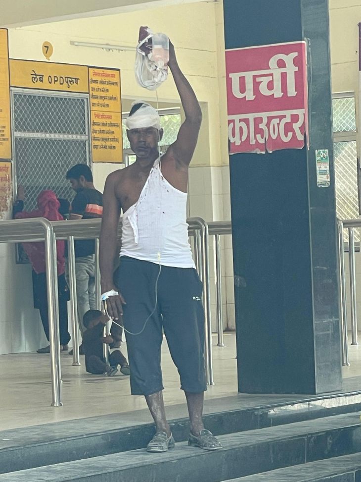 In the district hospital, the injured man took care of the drip instead ...