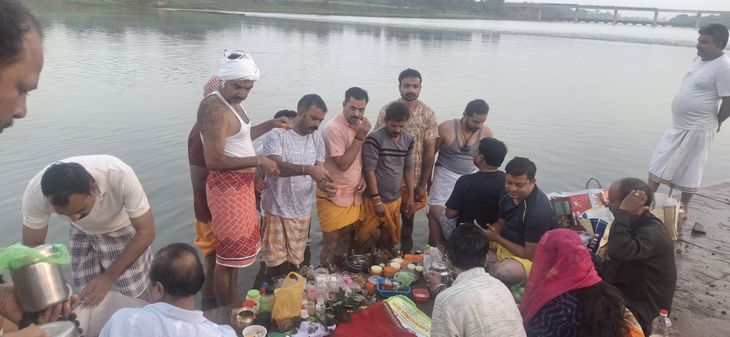 Special bath on Roop Chaudas, devotees gathered for Shiva Abhishek ...