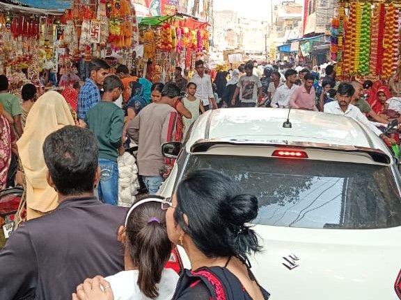 The festive season brings crowds to markets in Beawar | बेवर में ...