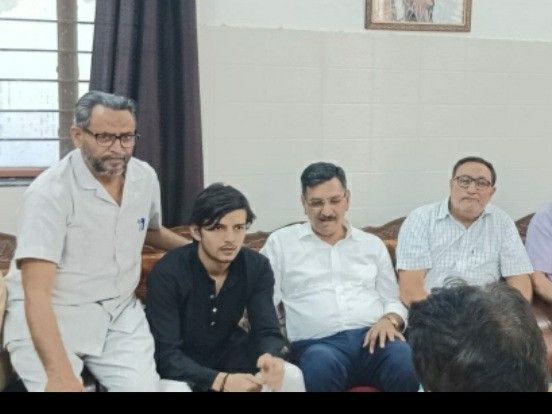 Assurance of all possible help to the family of the deceased in Ujhari
