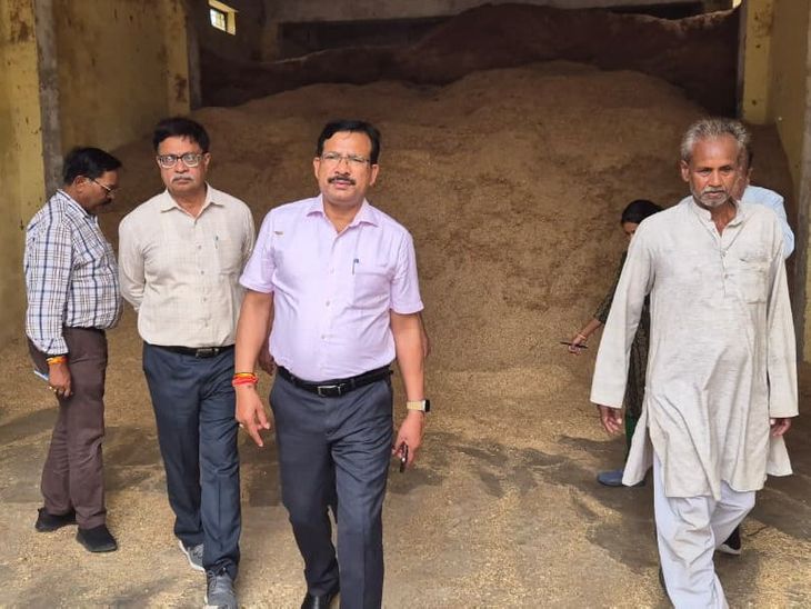 Jalaun DM fed jaggery and gram to cattle on Diwali