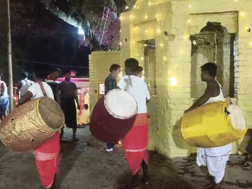 Crowds of devotees gathered at Maa Chinnamastika Temple, Rajrappa | मां ...