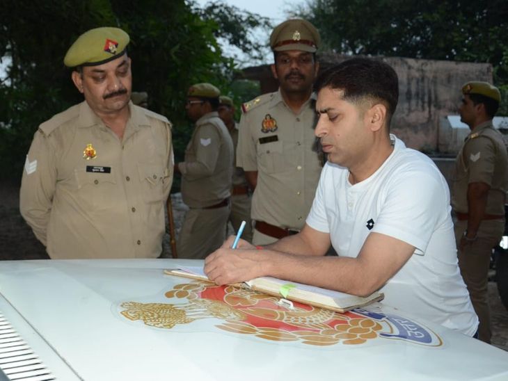 Baghpat ASP inspected the mortuary at Barnawa. | बागपत एएसपी ने शवगृह ...