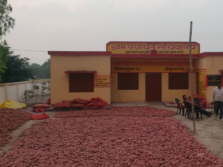Pradhan took over the Panchayat Secretariat. | प्रधान ने पंचायत सचिवालय ...