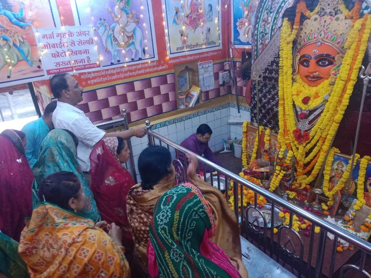 Shajapur: Crowds gathered at the Rajarajeshwari temple on Suhag Padwa.