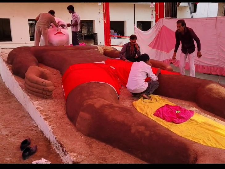 35 feet high Govardhan idol ready