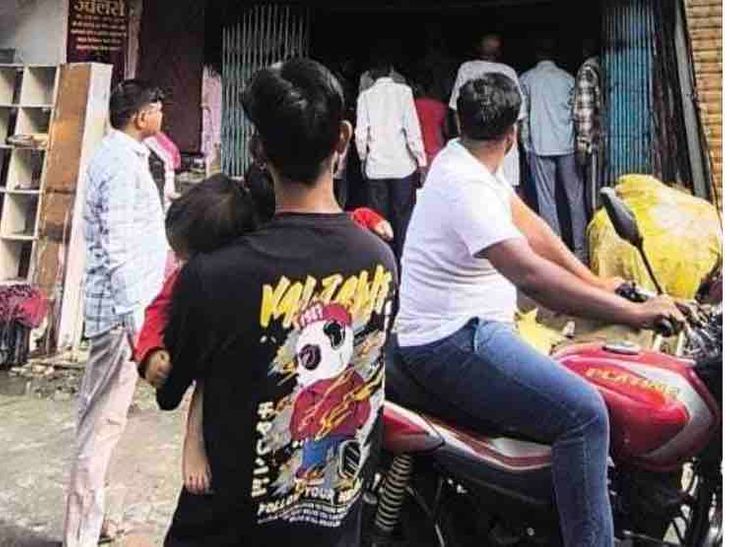 Fire breaks out in shops in Gajpur, causing loss of Rs 50 lakh | गजपुर ...