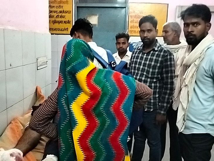 E-rickshaw hits bike in Unnao | उन्नाव में ई-रिक्शा ने बाइक को टक्कर मारी: एक युवक घायल, दो ...