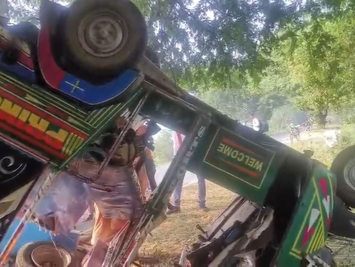 Auto overturned after hitting a tree in Jamui, 9 people injured