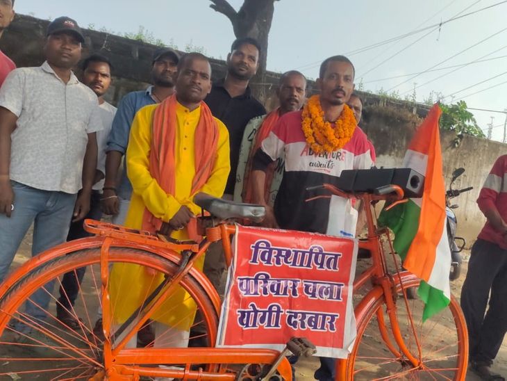 Displaced people cycled 850 km to meet CM Yogi | 850 किमी साइकिल चलाकर ...