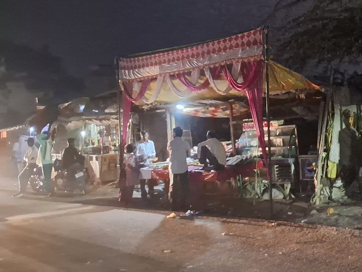 The markets in Dataganj were bustling with activity on Bhaiya Dooj.