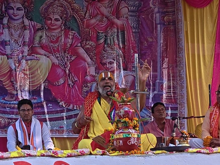 Swami Prapannacharya narrated the Ramayana in Aladadpur. | अलादादपुर ...