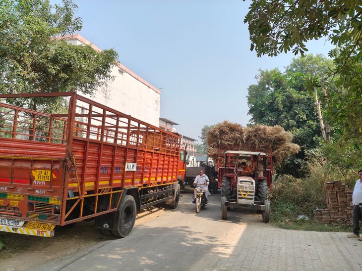 Tractors cause traffic jam in Hathras