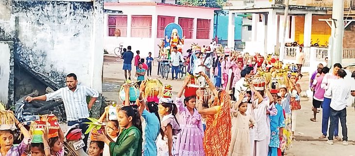 Procession of Gaura-Gauri and Maa Lakshmi taken out | गौरा-गौरी व मां ...