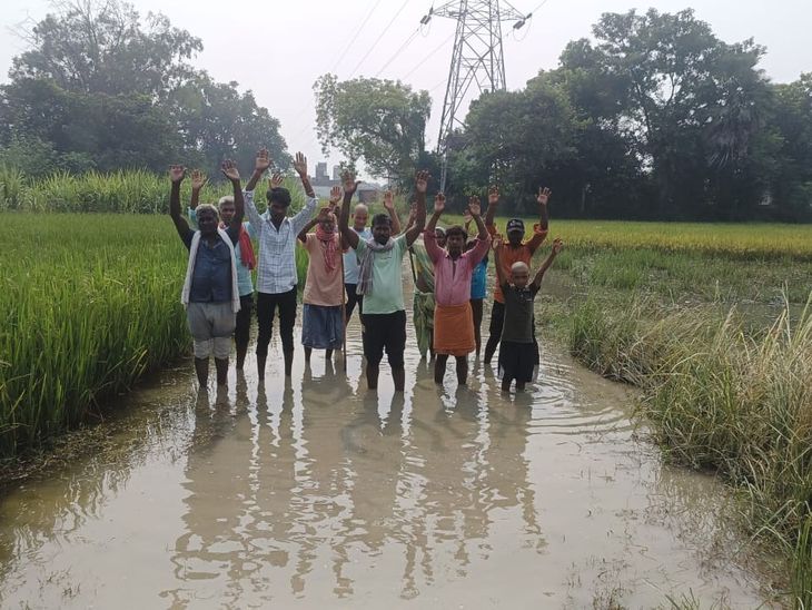 Waterlogging on the Chak Road in Mardah for a month | मरदह में चकरोड पर ...