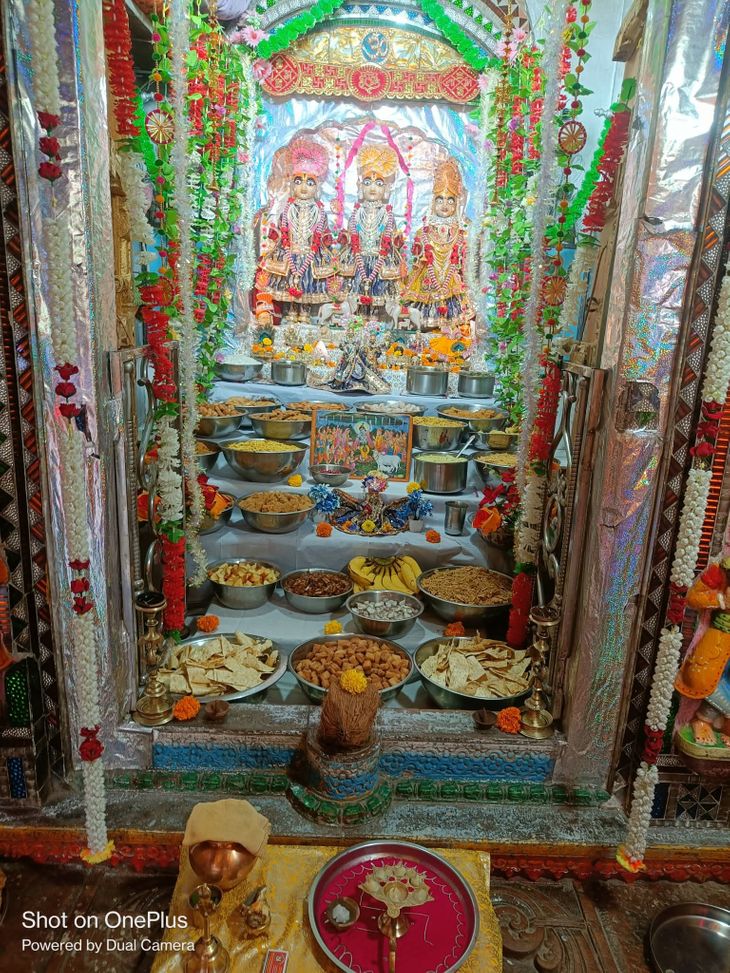 Annakoot was held at the new Shri Ram temple, Prasadi was distributed after Darshan Aarti ...