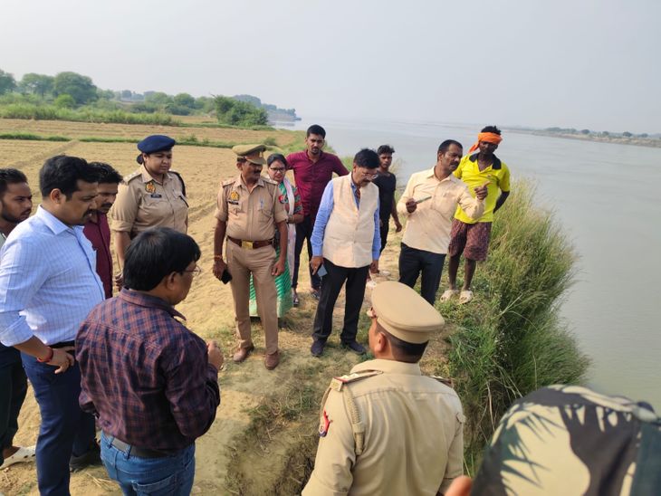 SDM and CO reached the Ganga Ghats in Kamalpur. | कमालपुर में एसडीएम और ...