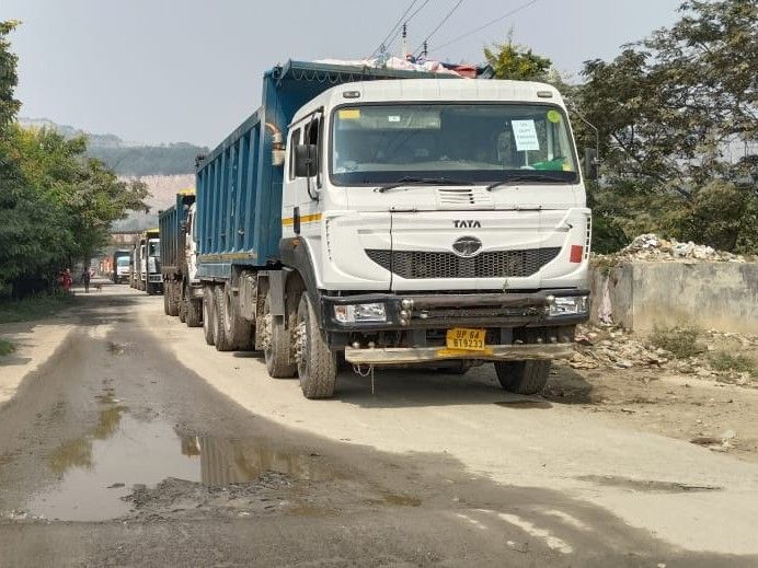 Villagers stopped the transportation of ashes, a queue of trucks formed ...