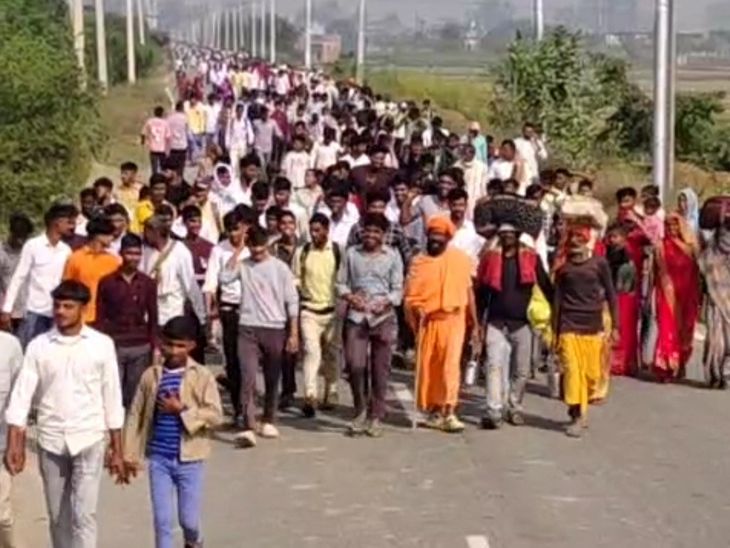 A sea of faith gathers in the 24 Kosi Parikrama in Sambhal. | संभल में ...