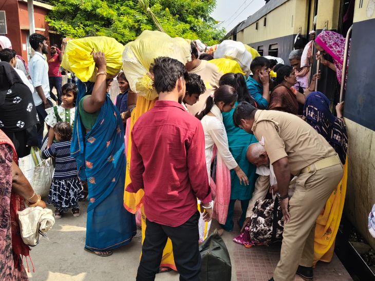 Huge crowd at Dildarnagar station ahead of Chhath Puja | छठ पूजा से ...