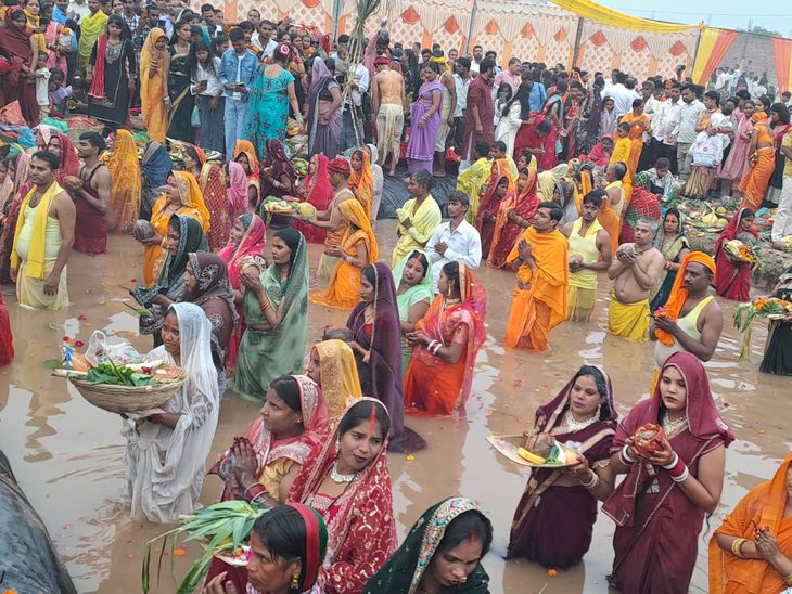 panipat Samalkha Devotees Offer Arghya to Setting Sun on Chhath Puja