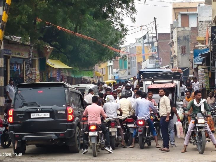 There was a huge traffic jam at Achalda crossing. | अछल्दा क्रॉसिंग पर ...