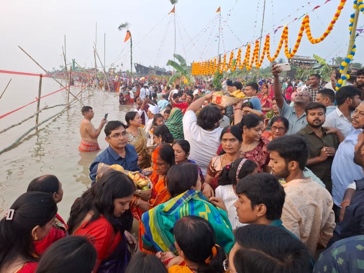 Chhath devotees offered prayers to the Sun at Manihari Ganga Ghat ...