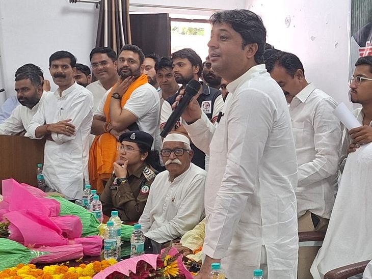 MP Chandan Chauhan listened to the villagers in the public meeting ...