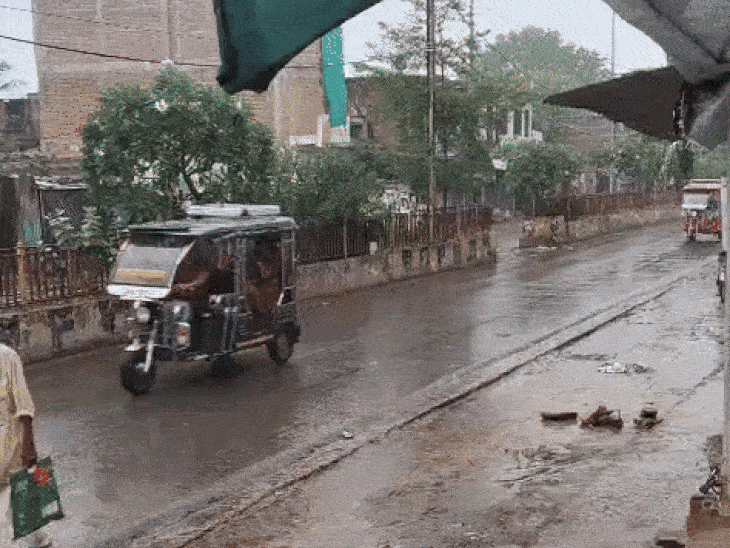 In Bhind, there were drizzles and scattered rains.