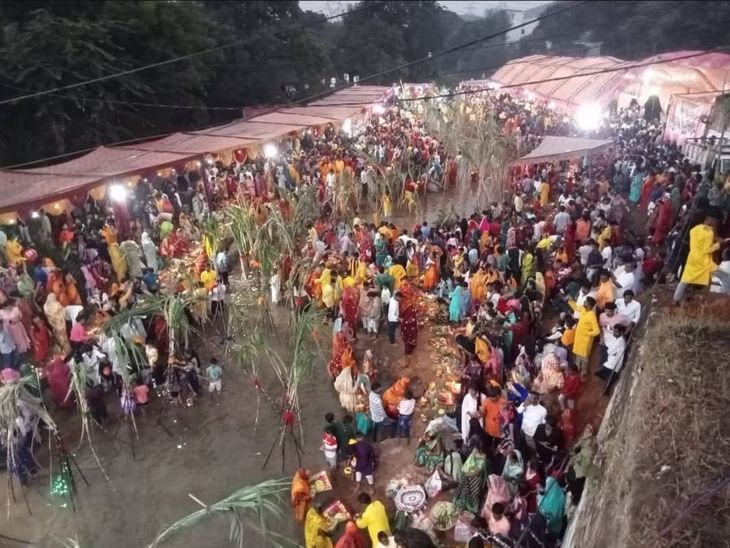 Worship of Sun God at Eklavya Chhath Ghat in Anpara | अनपरा के एकलव्य ...
