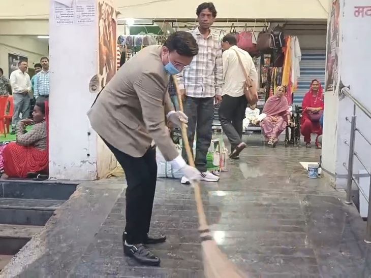 Shajapur judge cleaned the bus stand | शाजापुर के न्यायाधीश ने बस ...