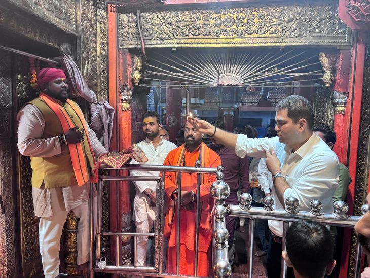 Kaushambi DM performed darshan and worship at Mata Shitala Dham