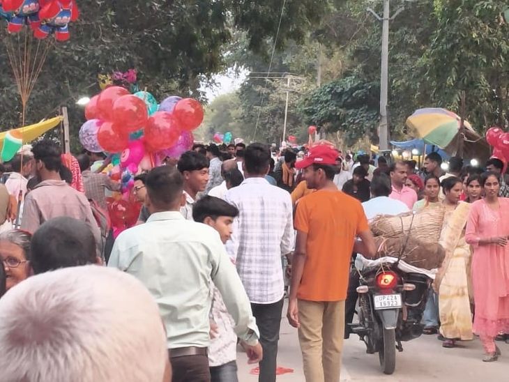 A huge crowd gathered at the Paltubir Baba fair. | पल्टूबीर बाबा मेले ...