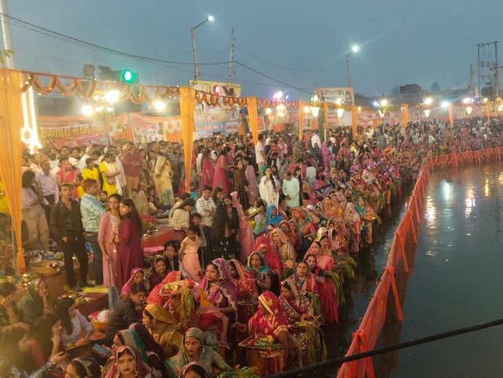 Crowds gathered at Chhath Ghats even in the rain | बारिश में भी छठ ...