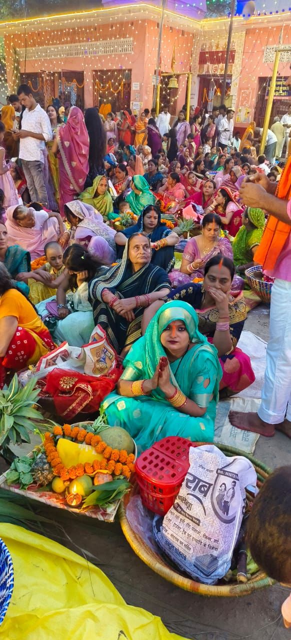 Devotees thronged the Chhath Ghats, people began preparing for the puja ...