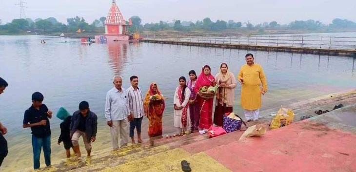 Women offered prayers to the rising sun at various ponds and river ...