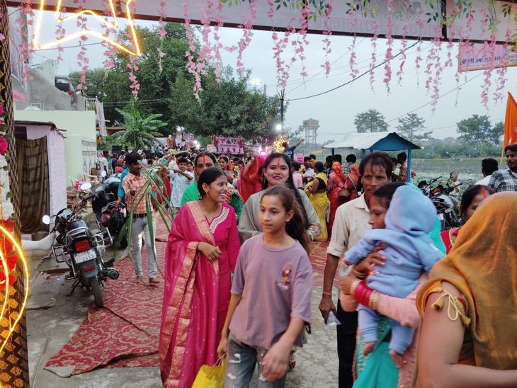 Arghya to the rising sun on the occasion of Chhath Mahaparva in ...