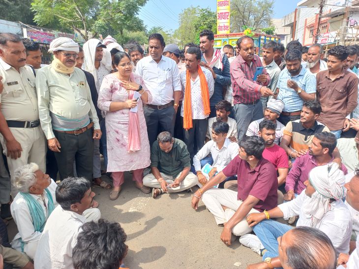 Khirkia; Farmers blocked the road in front of Khirkia Mandi. | खिरकिया ...
