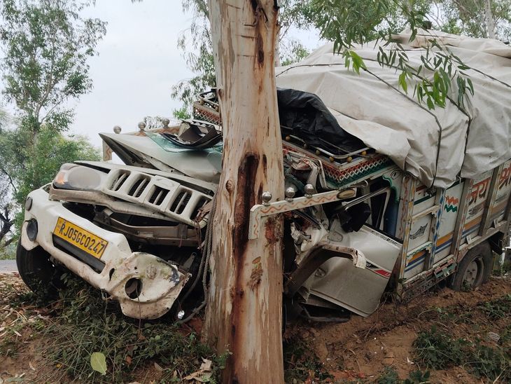 Loading pickup collided with a tree near Kaimasi