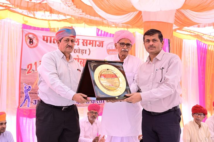 Historian Dr. Rishi Dutt was honored with the Historian Pandit ...
