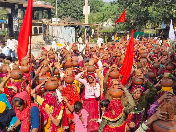 A grand Kalash Yatra was organised at Ganeshwar Dham in Neemkathana ...