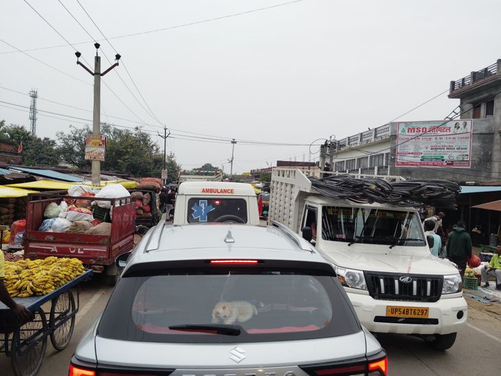 Irregular parking in Katghara Shankar causes traffic jam | कटघरा शंकर ...