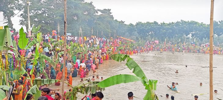 Crowds gathered at the ghats in Salkhua and offered prayers. | सलखुआ ...