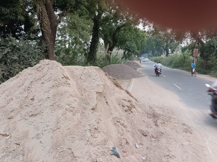 Piles of sand and gravel on the highway in Bindki