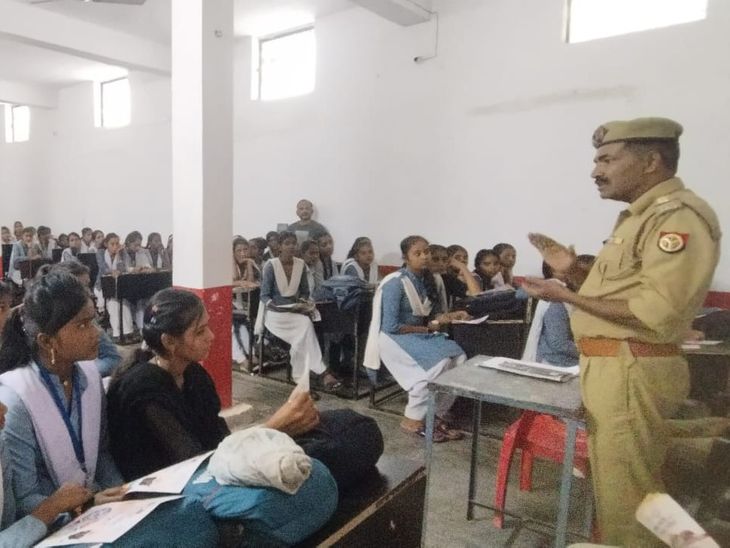 Police made girl students aware in Bamhrauli | बम्हरौली में पुलिस ने ...