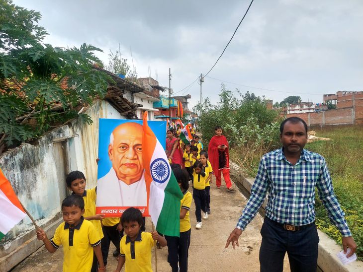 Students took out a march in Duddhi school | दुद्धी के विद्यालय में ...