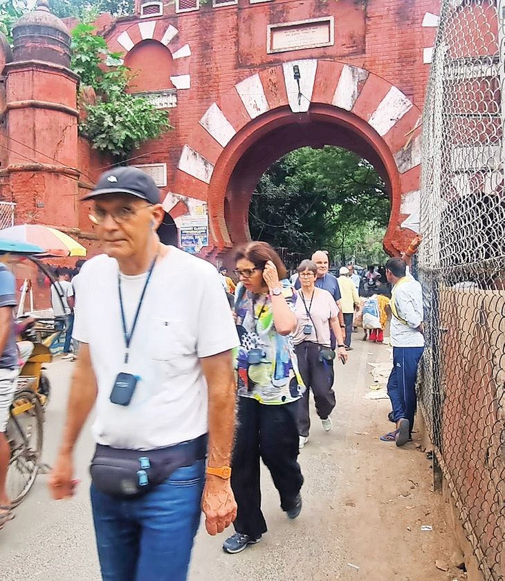 Foreign tourists arrived in Munger and took a closer look at the fort ...