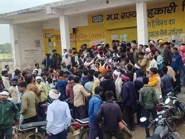 Farmers blockade for hours in Pohri-Bairad | पोहरी-बैराड़ में किसानों ...